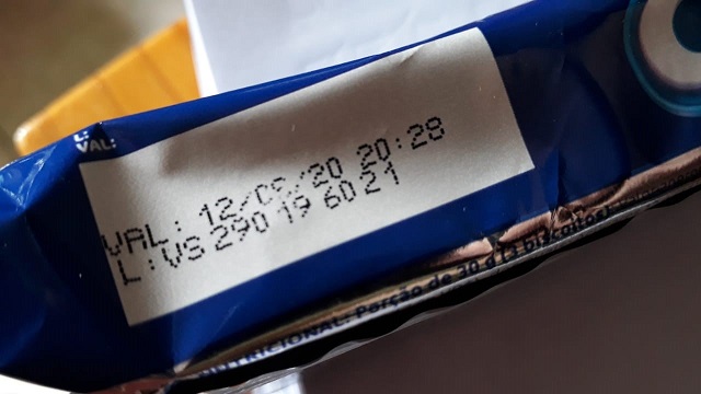 O formato é um pouco diferente, que indica por escrito a validade e o lote.