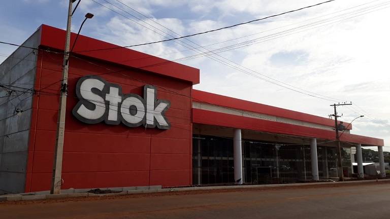 As construções do supermercado Stok Center, integrante da Comercial ...